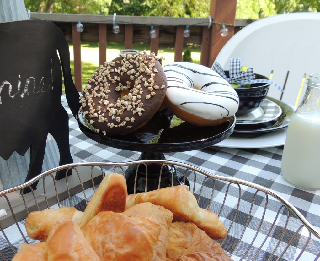 Black & White Barnyard Breakfast | Tablescapes at Table /Twenty-One