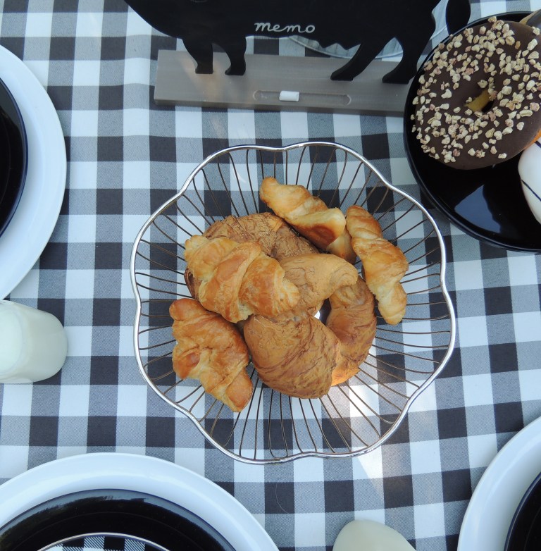 Black & White Barnyard Breakfast | Tablescapes at Table /Twenty-One