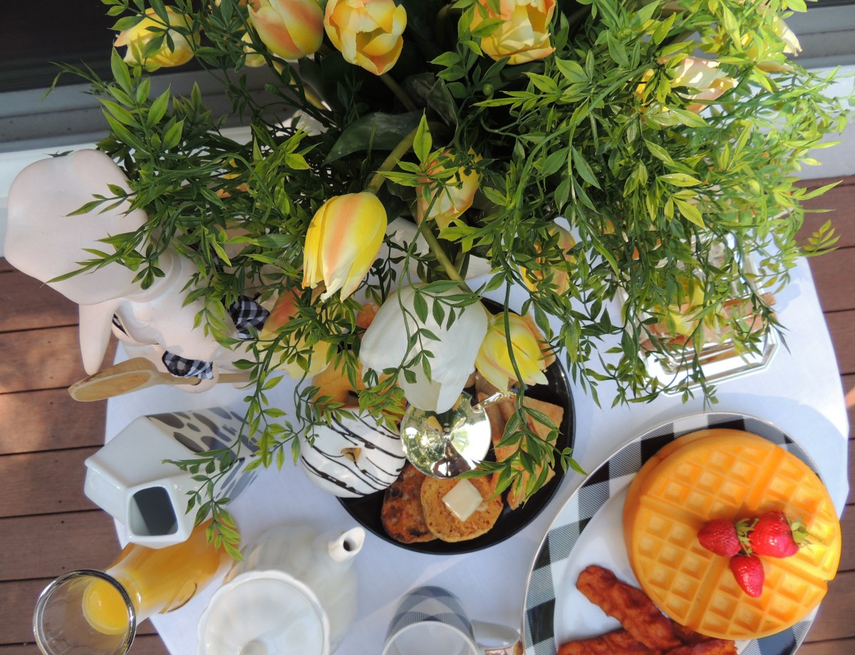 Black & White Barnyard Breakfast | Tablescapes at Table /Twenty-One
